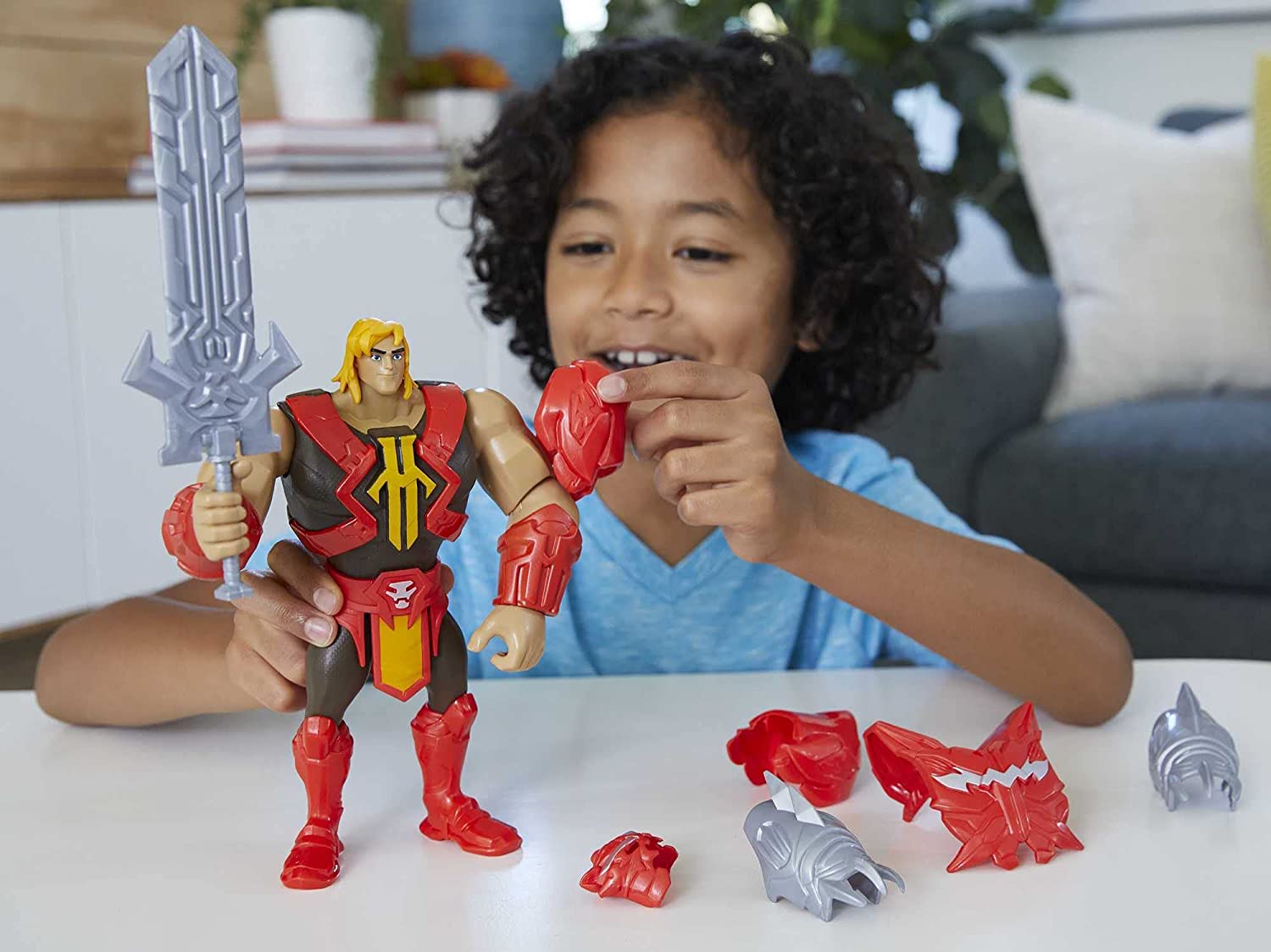 MASTERS UNIVERSE BONECO HE-MAN COM ESPADA E ARMADURA MATTEL